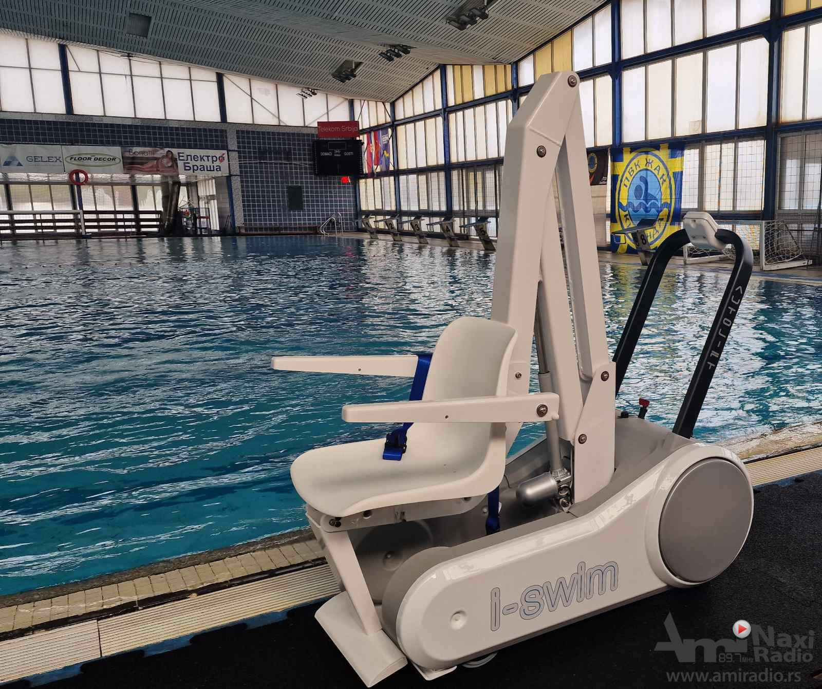 Pokretna stolica za osobe sa invaliditetom dostupna na bazenima | Ami ...